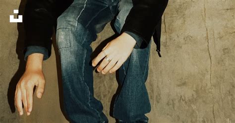 검은 가죽 재킷과 파란색 데님 청바지를 입은 여자가 콘크리트 바닥에 앉아 있다 사진 Unsplash의 무료 배경화면 이미지