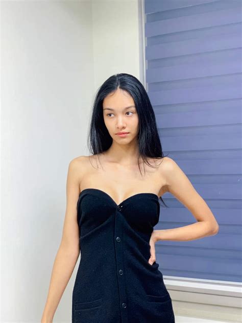 ကိုယ်လုံးတွေလှုပ်ခါပြီး ကကွက်အဆန်းတွေနဲ့ ကနေတဲ့ မေမြတ်နိုးကို ကြောင်တောင်တောင်နဲ့ကြည့်ကာ ခေါင်းတ