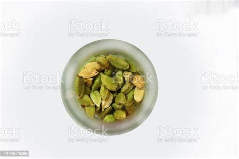 흰색 배경에 격리된 항아리에 있는 유기농 카다멈의 근접 촬영 건강한 차 향신료 카다멈 0명에 대한 스톡 사진 및 기타 이미지 0명 사진 이미지 색상 이미지 Istock