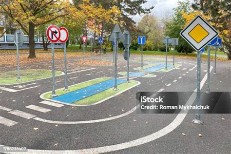 도로 표지판이 있는 미니 도로로 설계된 어린이 놀이터는 놀이를 통해 교통 규칙과 도로 안전 기술을 배울 수 있는 매력적인 환경을 제공합니다 프라하 유럽 0명에 대한 스톡