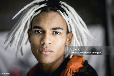 하얀 공포를 가진 젊은 남자의 남성 초상화 실내에서 어두운 피부를 가진 다인종 사람 잘 생긴 사람들과 함께 라이프 스타일 사진 실제 인물에 대한 스톡 사진 및 기타 이미지