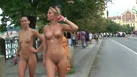 Leonelle and Laura naked on public streets Vidéos Porno Gratuites YouPorn