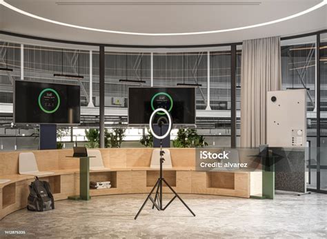 하이브리드 사무실 공간의 3d 렌더링 컴퓨터 모니터에 대한 스톡 사진 및 기타 이미지 컴퓨터 모니터 코워킹 프리젠테이션 연설 Istock