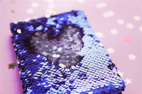 패션 문구의 밝은 구성 반짝이는 스팽글 메모장과 장식적인 틴셀 부드러운 파스텔 배경의 다른 오브젝트 플랫 레이 상단 보기 가방에