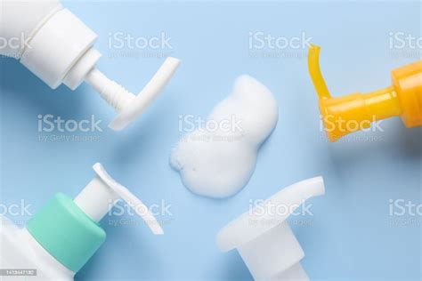 파란색 배경에 펌프 디스펜서와 거품 얼룩이있는 스킨 케어 화장품 병 비누 거품에 대한 스톡 사진 및 기타 이미지 비누 거품 샴푸 폼 Istock