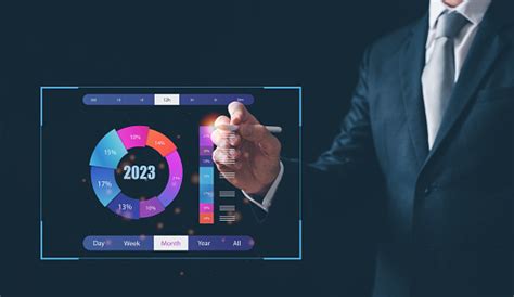 2023 전략 및 데이터 분석 컴퓨터에서 비즈니스 분석 및 데이터 관리 시스템으로 작업하는 분석가는 데이터베이스에 연결된 Kpi 및 메트릭으로 보고서를 작성합니다 재무 운영