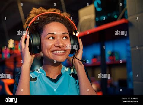Gamer Woman Hi Res Stock Photography And Images Alamy