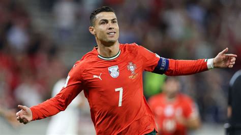 Cristiano Ronaldo Se Convierte En El Primer Futbolista Multimillonario