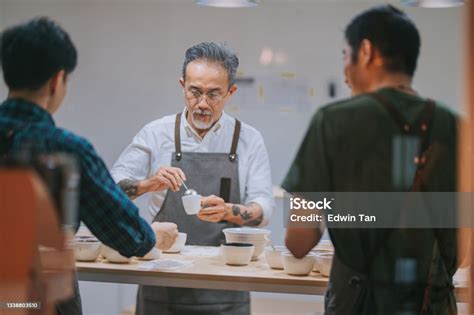 3 아시아 중국 남성 바리스타 커피 컵 맛 커피 품질 마시는 커피 샘플 맛 테스트에 대한 스톡 사진 및 기타 이미지 맛 테스트 가루로 빻은 감각 지각 Istock