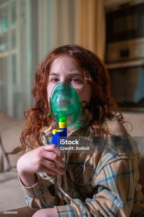 기침을 줄이기 위해 분무기로 흡입하는 아픈 소녀 집에서 안면 마스크를 통해 숨을 들이마시면서 약을 복용하는 어린이 어린이를 위한 기관지염 및 천식 치료 가정 생활에 대한