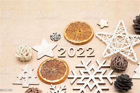 새해 구성 번호 2022 나무 장식 전나무와 소나무 콘 오렌지의 건조 조각 베이지 색 배경에 에코 스타일의 축제 크리스마스 개념 0명에 대한 스톡 사진 및 기타 이미지