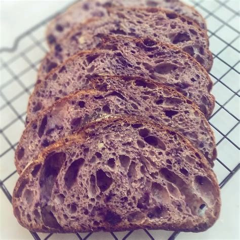 빵아틀리에 이번주 영업 좀 이르게 마무리합니다🙏😊 발사믹 얹은 샐러드와 빠작하게 구운 블루베리사워도우