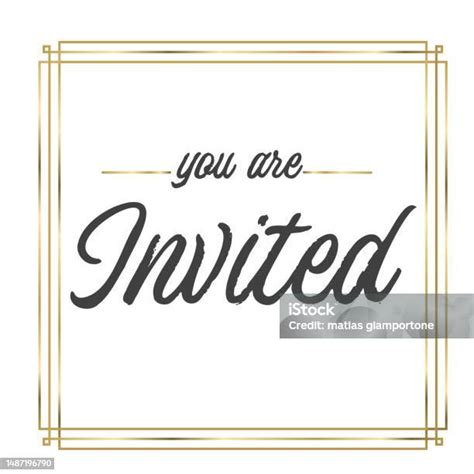 여러분을 초대합니다 카드와 초대장을 위한 우아한 디자인 선형 황금 프레임이 있는 필기 스타일 텍스트입니다 Invitational에 대한 스톡 벡터 아트 및 기타 이미지