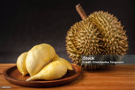 두리안 동남 아시아 태국에서 열대 과일의 왕 태국에서 인기있는 과일 신선한 디저트가 제공됩니다 과일 달콤한 질감에 버터 아주 작은 주스 두리안은 유명한 강한 냄새가 두리안에