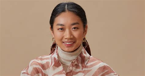 테이블에 앉아 메모장에 글을 쓰는 동안 카메라에 미소 짓는 젊은 아시아 여성의 초상화 사진 Unsplash의 사업 이미지