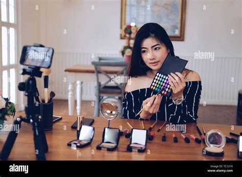 beauty blogger live broadcasting cosmetic makeup tutorial on social