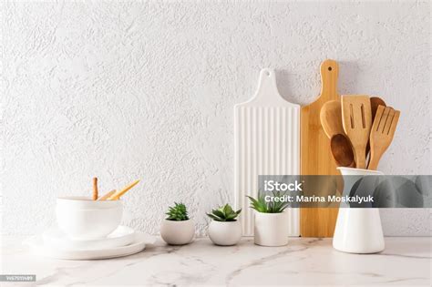 다양한 환경 친화적 인 식기와 장비가있는 아름다운 주방 배경 부엌 인테리어의 흰색 현대 디자인입니다 0명에 대한 스톡 사진 및