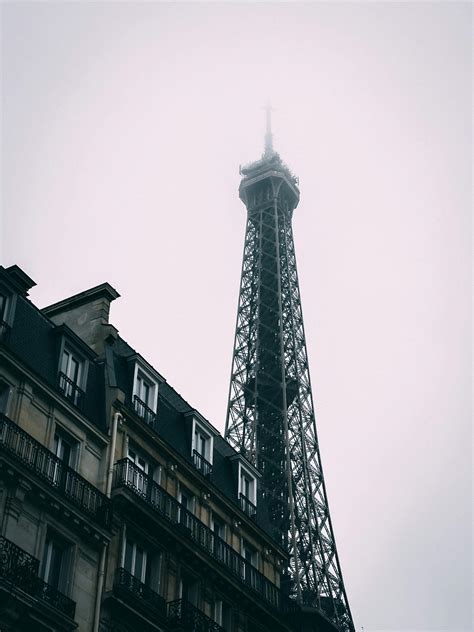 갈색 머리 건축 경치 경치가 좋은 관광 관찰 낭만적인 도시 도시 풍경 도시의 드레스 등 라이프스타일 랜드