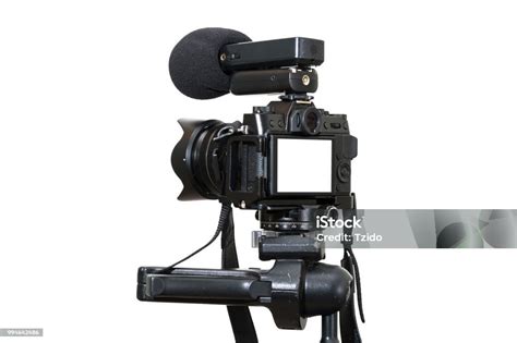흰색 배경 사진 작가 대 한 카메라 또는 비디오 라이브 스트리밍 장비 개념에 레코드에 대 한 마이크와 삼각대에 전문 디지털 Mirrorless 카메라 마이크에 대한 스톡