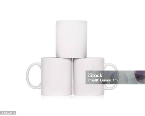 흰색 배경에 고립 된 빈 커피 낯 짝입니다 음료 컵 디자인에 대 한 템플릿입니다 텍스트 이미지 및 로고를 넣을 수 있습니다 피라미드 계층입니다 머그에 대한 스톡 사진 및