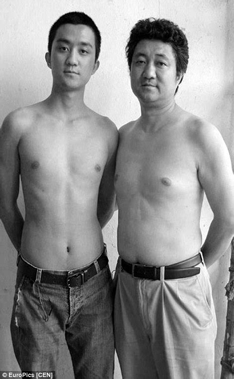 Un P Re Et Son Fils Se Prennent En Photo Pendant Ans Attendez De Voir La Derni Re Photo