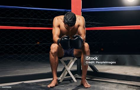 권투 반지 장갑 및 어둠 속의 강한 남자는 피트니스 동기 부여 또는 Mma 레슬링 경기 또는 가벼운 빛으로 싸우는 훈련을 위해 경기장입니다 웰빙 건강 근육을위한 익스트림