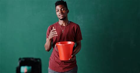 실내 가르치는 그린 스크린 기술 남자 녹색 배경 녹음 데모 디지털 콘텐츠 라이프스타일 말하는 미디어 방송 버킷 블로거 비디오 블로거 비디오