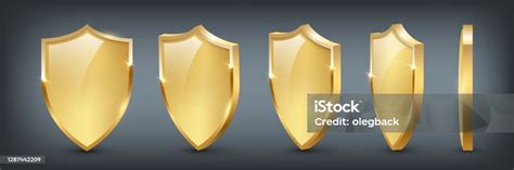 반짝이는 골드 프레임 세트의 반사가 있는 쉴드 앞의 군사 갑옷 컬렉션 흰색 배경에 고립 된 측면 보기 중세 탄약 전쟁 트로피