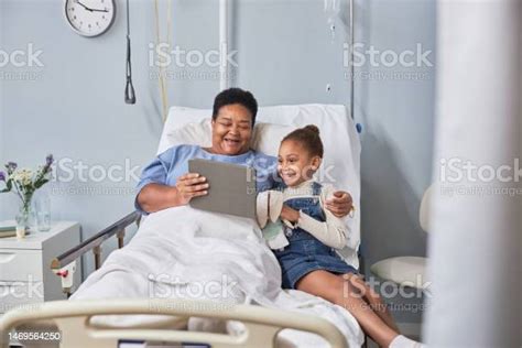 병실에서 디지털 태블릿을 사용하는 어린 소녀와 함께 있는 고위 흑인 여성 2명에 대한 스톡 사진 및 기타 이미지 2명 4 5세 55 59세 Istock