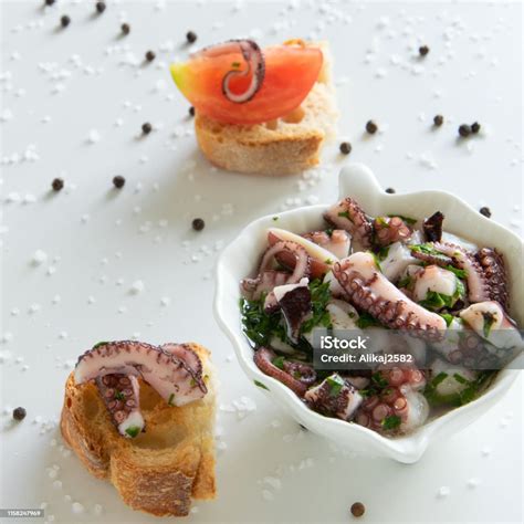 구운 바게트 조각과 문어 샐러드의 최고 보기 검은 후추와 바다 소금흰색 배경에 브루스케타 전형적인 지중해 전채 음식 건강한 생활