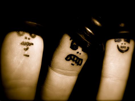 무료 이미지 화이트 사진술 다리 손가락 문신 색깔 모자 어둠 검은 노랑 팔 네일 닫다 인간의 몸