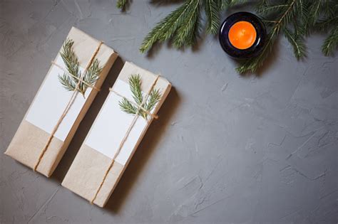 전나무 나무와 장식 크리스마스 배경입니다 상위 뷰 복사 공간 2 개의 선물 상자 촛불 회색 칠한 배경 0명에 대한 스톡 사진 및 기타 이미지 Istock