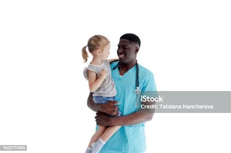 돌보는 아프리카 계 미국인 남성 의사는 백인 고립 된 배경에 소녀 환자를 품에 안고 있습니다 어린이 가정의 2 3 살에 대한 스톡 사진 및 기타 이미지 Istock
