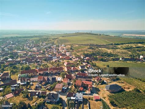 시골 마을와 푸른 하늘 체코 공화국에 대 한 필드의 항공 보기 0명에 대한 스톡 사진 및 기타 이미지 0명 건물 외관 공중 뷰 Istock