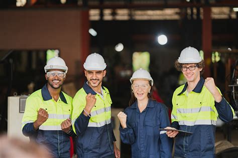 안전 헬멧 안전모를 착용한 전문 산업 엔지니어 및 공장 감독 작업자 팀 사람 비즈니스 건설 및 제조 기술 작업의 작업 현장에서