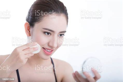 하얀 배경에 파우더 퍼프를 사용하여 메이크업하는 아름 다운 젊은 중국 여성 스톡 사진 20 24세에 대한 스톡 사진 및 기타 이미지 20 24세 20 29세 갈색