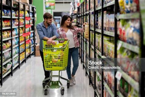 슈퍼마켓에서 식료품을 쇼핑하는 행복한 커플과 선반에서 시리얼을 들고 미소 짓는 여성 2명에 대한 스톡 사진 및 기타 이미지 2명 고객 기업 재무와 산업 Istock