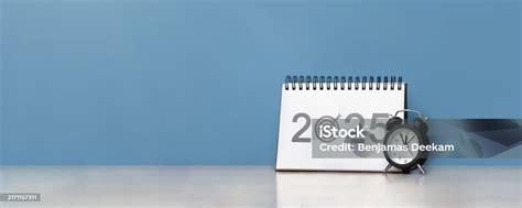 새해 2025 컨셉 새로운 프로젝트에 대한 계획 목표 및 조치 목표를 설정하고 미래의 재무 목표를 달성하기 위한 비즈니스 아이디어 새 달력에 검은 시계와 텍스트 세금에 대한