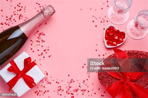 분홍색 배경에 빨간 리본이 달린 하트 형태의 샴페인 병 안경 및 선물 상자 발렌타인 데이 컨셉 엽서 맨 위 보기입니다 2월에 대한 스톡 사진 및 기타 이미지 Istock