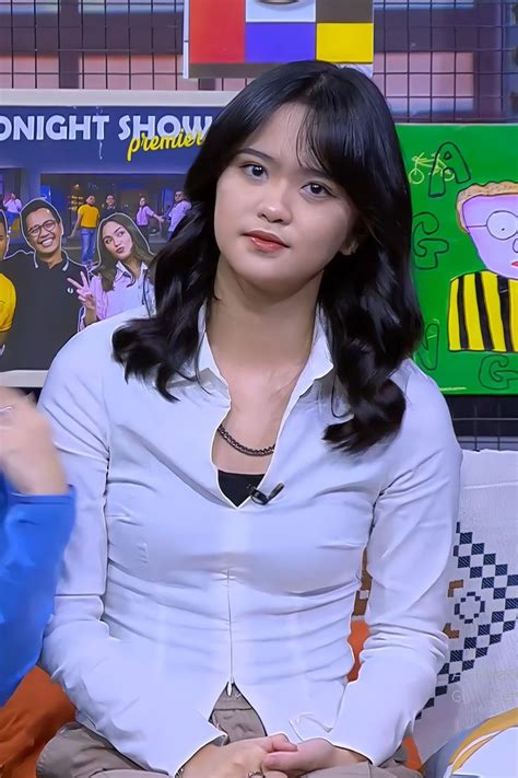 Adel Jkt Adel Poses Night Show