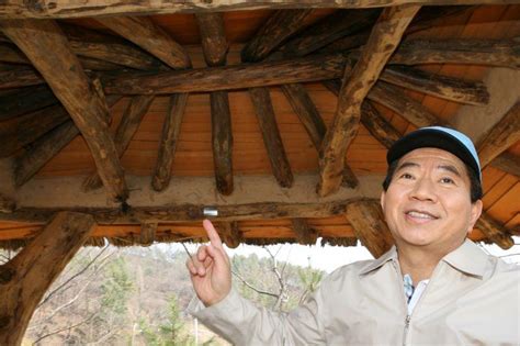 노무현사료관 [제61회 식목일 행사에서 원두막에서 담소를 나누는 노무현 대통령]