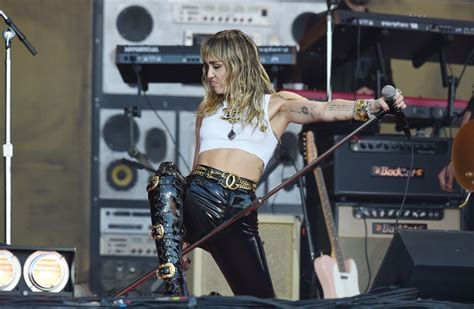Miley Cyrus Performs At Glastonbury Festival 06302019 Hawtcelebs