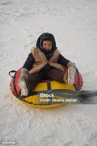 햇볕이 잘 드는 따뜻한 이른 봄날에 모자와 조끼를 입은 미녀 소년 상위 뷰 귀여운에 대한 스톡 사진 및 기타 이미지 귀여운