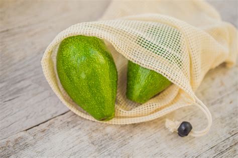 세련된 나무 부엌 표면에 재사용 가능한 가방에 아보카도 제로 폐기물 개념 0명에 대한 스톡 사진 및 기타 이미지 0명 가방 갈색 Istock