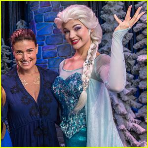 Idina Menzel Reveals The Let It Go Change She Proposed Why She Regrets Her Recommendation