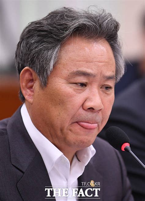 Tf포토 골프 접대 의혹에 당혹스러운 이기흥 대한체육회장 포토 기사 더팩트
