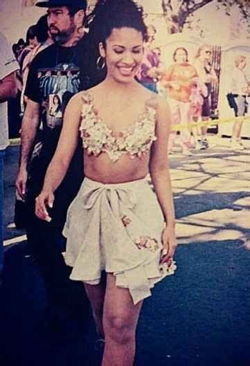 20 Of Selena Quintanilla S Iconic Outfits Selena Quintanilla Outfits Selena Quintanilla