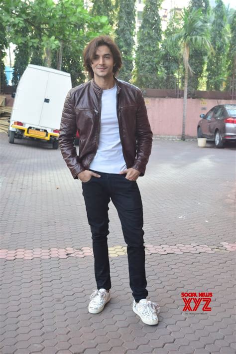 Vaaste Song Fame Actor Siddharth Gupta Snapped At Andheri Gallery