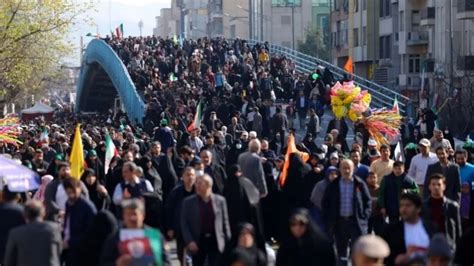 تصویری متفاوت از حجاب یک زن در راهپیمایی امروز عکس