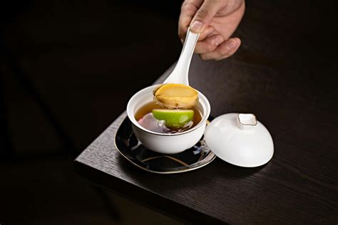 고명 기쁨 대식가 동부 음식 뜨거운 음식 럭셔리 다이닝 럭셔리한 레스토랑 설정 맛 맛있는 식사 매우 복잡한